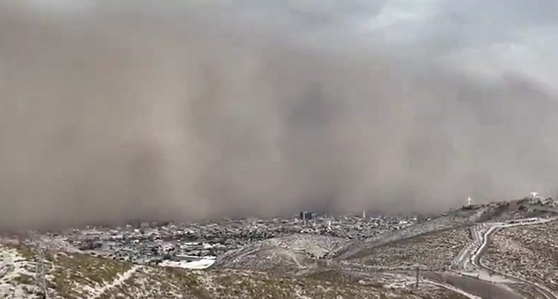 Sorprende gigantesca tolvanera a habitantes de Torreón, Coahuila